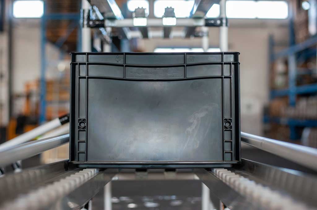 Roller tracks for optimum flow of goods | BeeWaTec